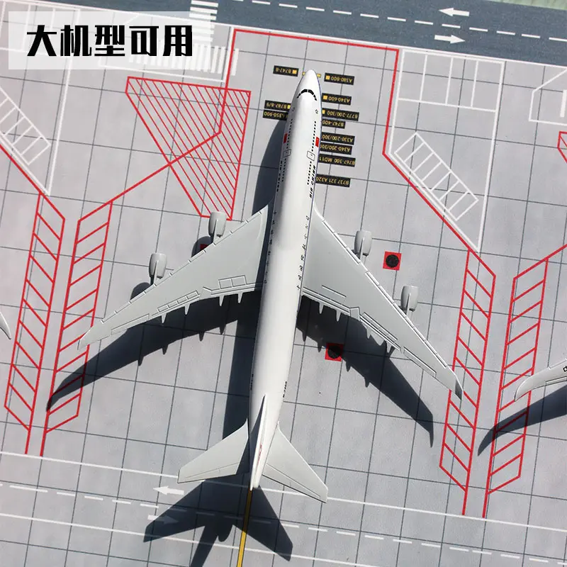 1/400 Airport Runway Model With Pvc Apron For Airliner Display.